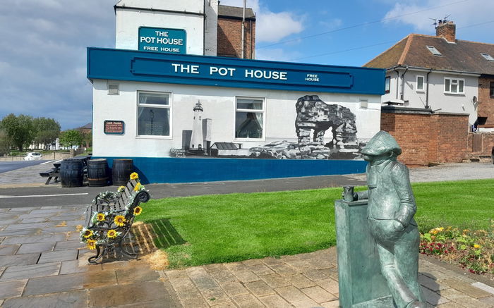 Andy Capp Statue In Hartlepool - Fabulous North