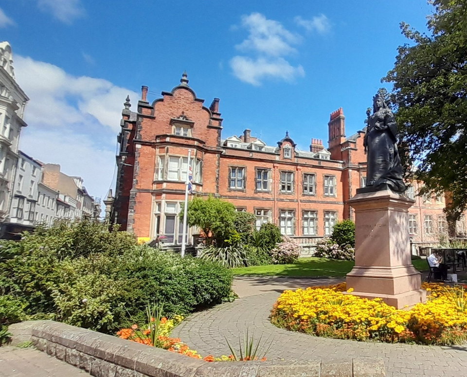 Queen Victoria Memorial Statue In Scarborough - Fabulous North