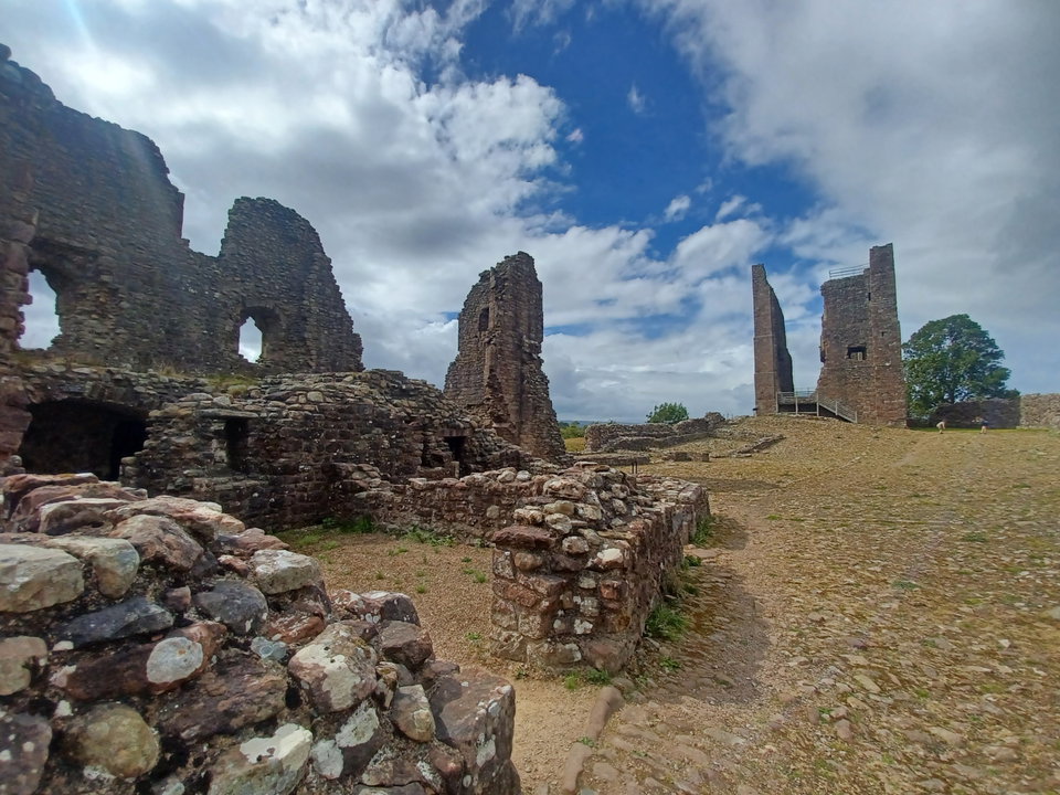 Brough Castle In Kirkby Stephen - Fabulous North