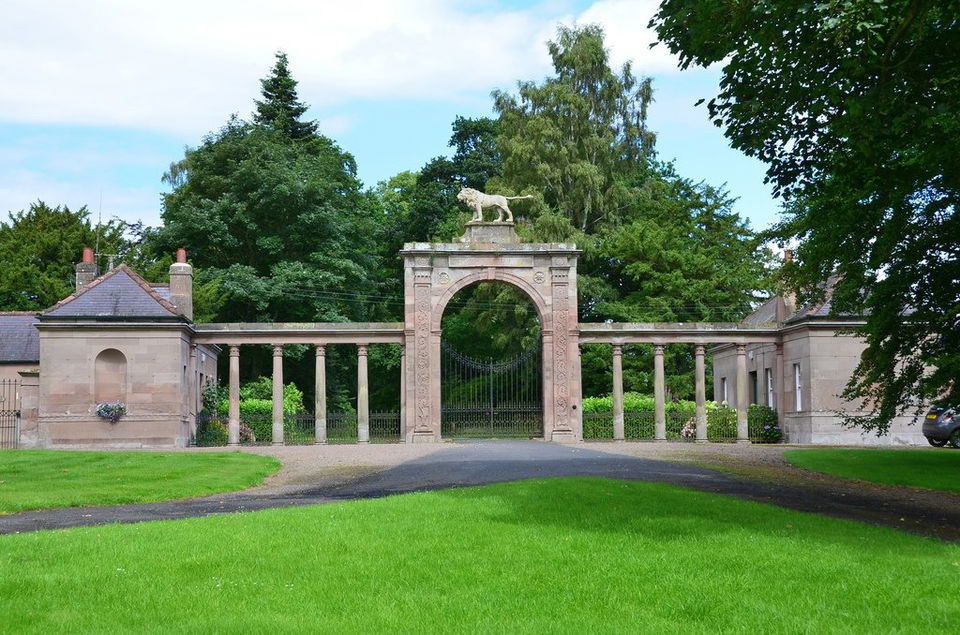 Ladykirk House Lion Gates Near Berwick Upon Tweed - Fabulous North