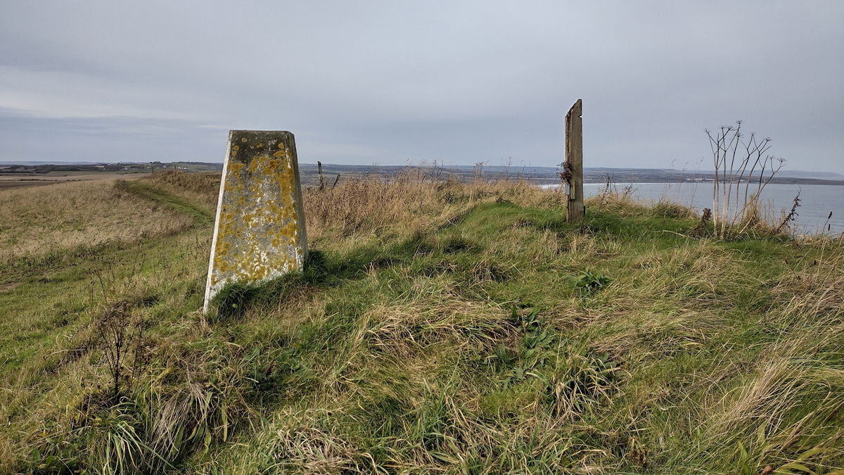 Buckton Cliffs Trig Point In Scarborough - Fabulous North