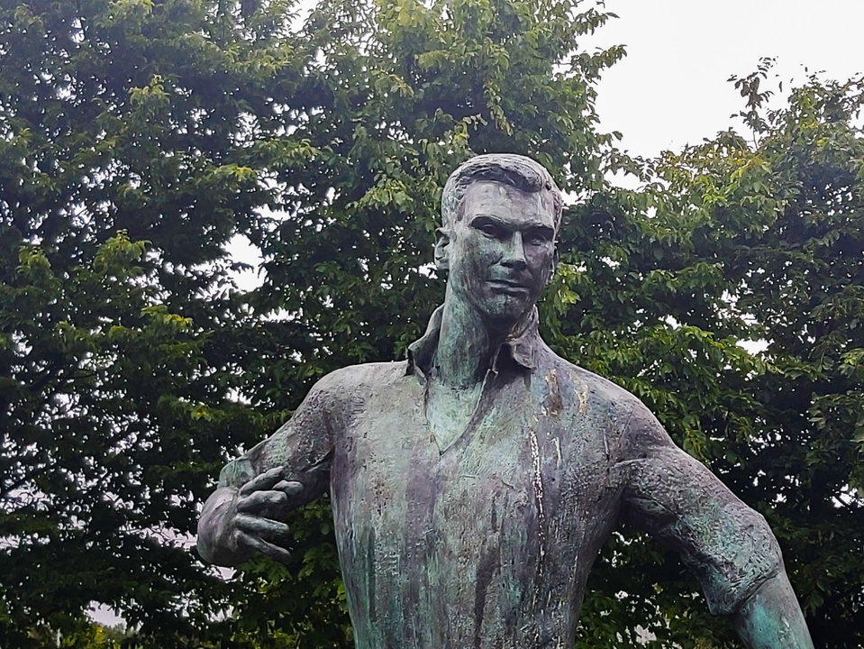 Jackie Milburn Statue In Ashington - Fabulous North